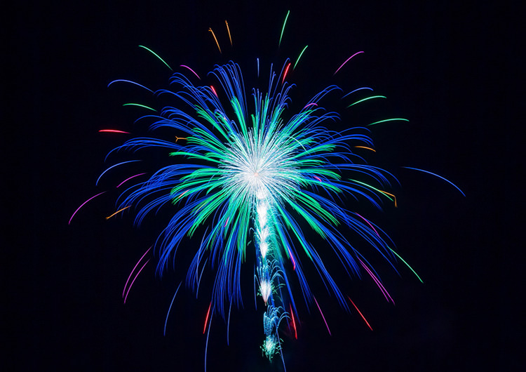 4 Expert Tips for Capturing Great Shots of Single Fireworks